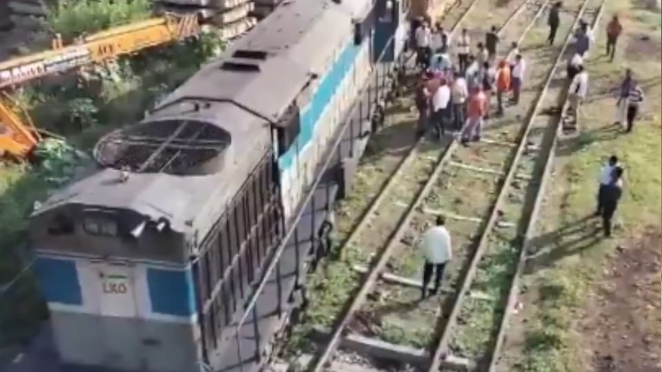 Up:हापुड़ रेलवे स्टेशन पर ट्रेन इंजन पटरी से उतरा, ट्रेनों के संचालन पर ...