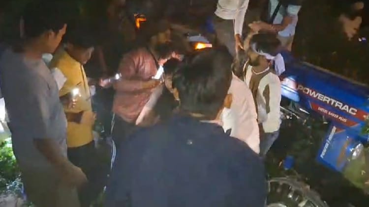 Barabanki Accident:डीसीएम की टक्कर से ट्रैक्टर-ट्रॉली पलटी, धान की ...