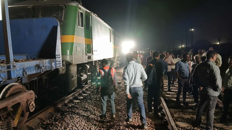 बेपटरी हुई मालगाड़ी:60 से अधिक ट्रेनें फंसीं, रात 01:55 बजे शुरू हुआ आवागमन - Derailed Freight ...