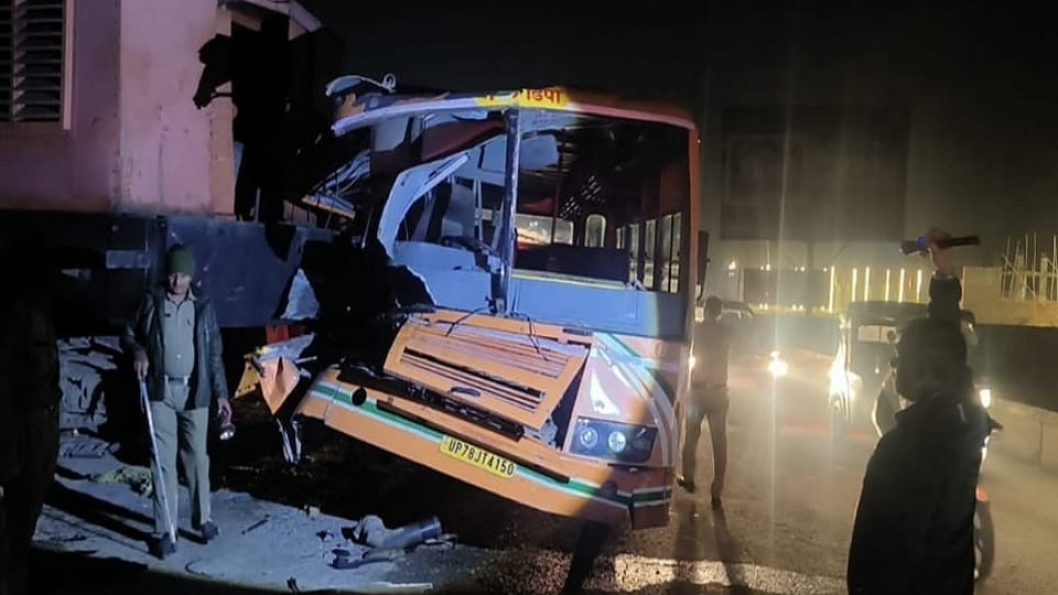 Haridwar Accident:हाईवे पर क्रेन से टकराई रोडवेज बस, कई घायल, 3 लोग ...