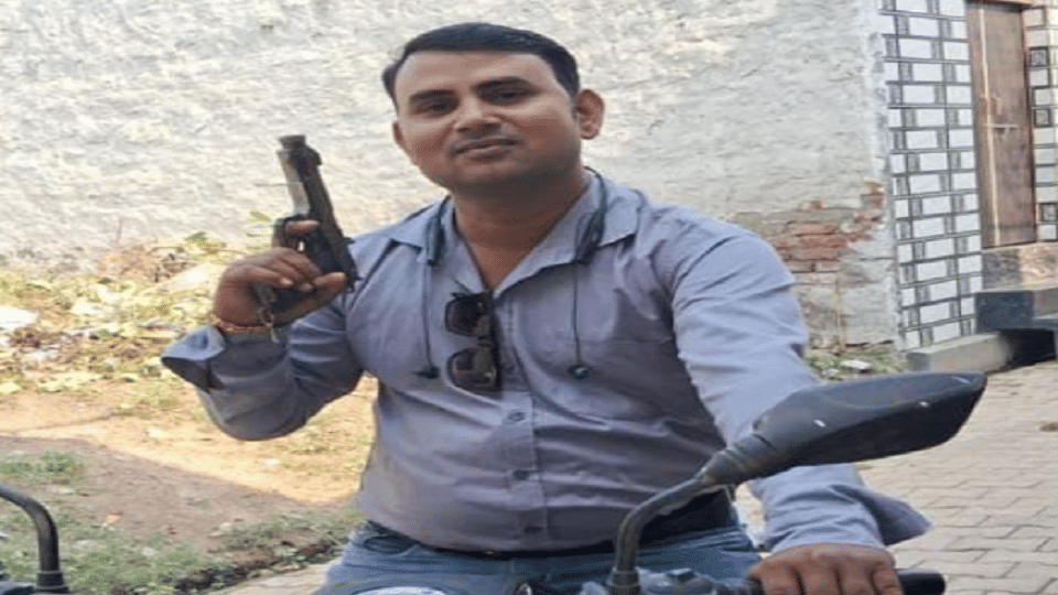 Aligarh News:अवैध पिस्टल के साथ युवक का फोटो वायरल, खुद को भाजपा का ...
