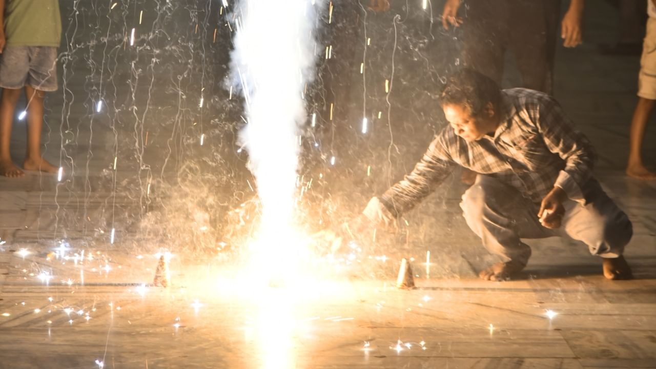 Diwali 2025:दिवाली पर संभलकर जलाएं पटाखे, बच्चे और बुजुर्गों को रखें ...