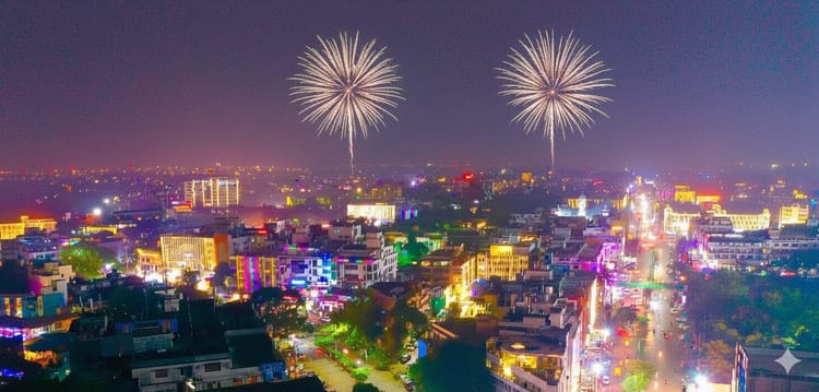 Indore:इंदौर में दीपावली की धूम- दीपों से सजे घर-आंगन, आतिशबाजी से आकाश ...