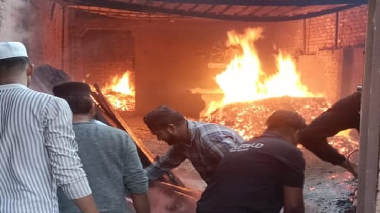 Saharanpur:पत्थरों वाला बाग में लकड़ी के कारखाने में भीषण आग, 50 मिनट ...