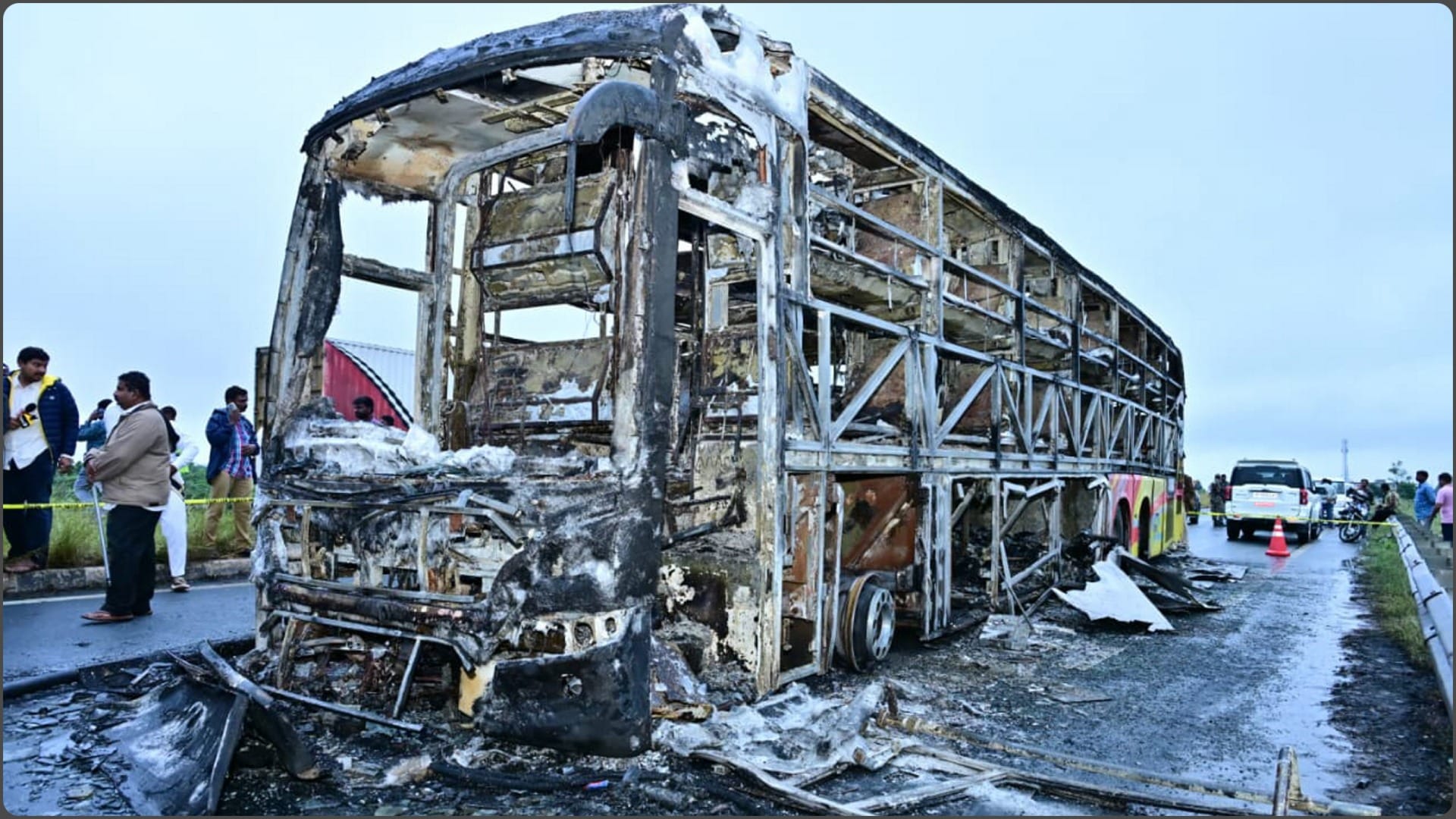 Andhra Bus Fire:234 स्मार्टफोन्स, 46 लाख का पार्सल...कुरनूल में बस में ...