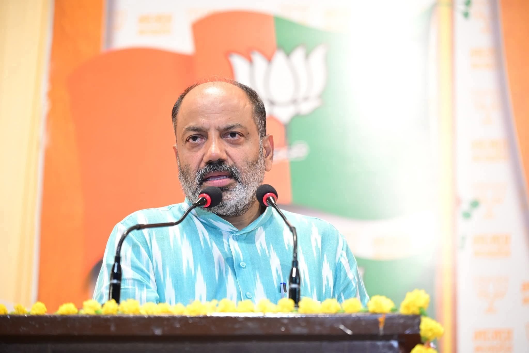 Mp News:पूर्व विधायक मुकेश चतुर्वेदी की बिगड़ी तबीयत, सीएम की तत्परता ...