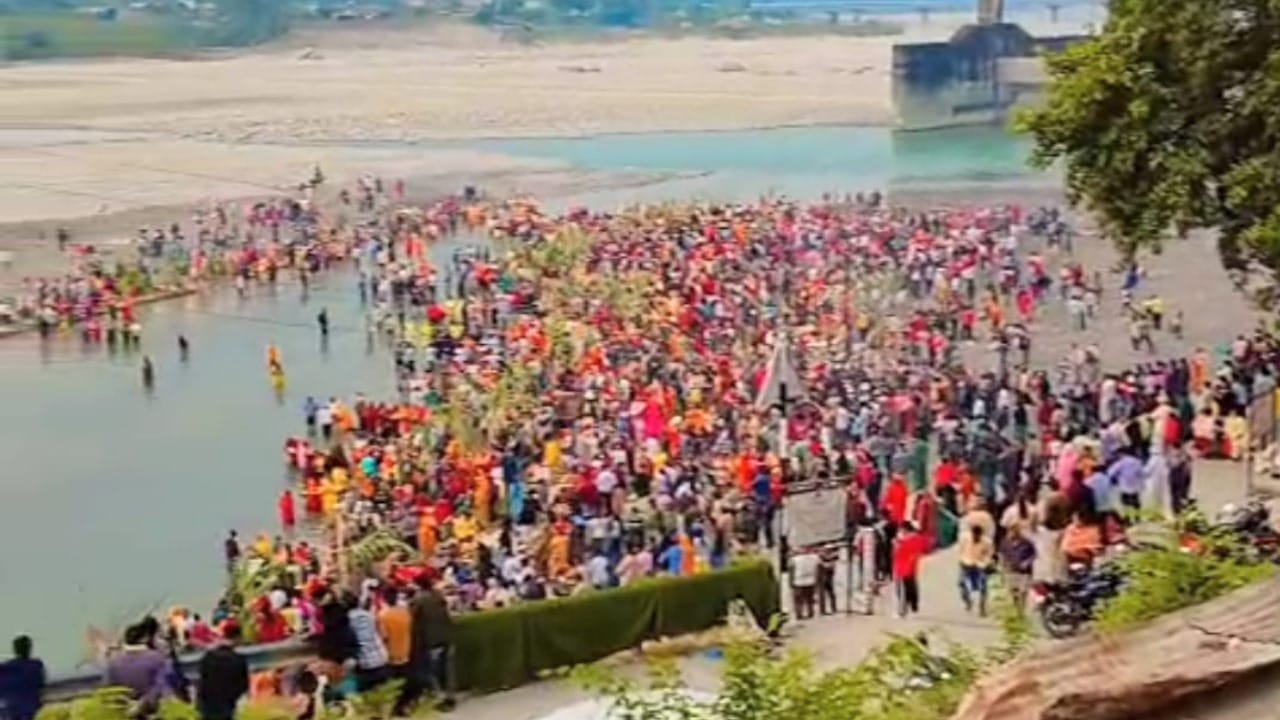 छठ पर्व:पांवटा साहिब में उगते सूर्य को अर्घ्य के साथ किया निर्जला उपवास ...