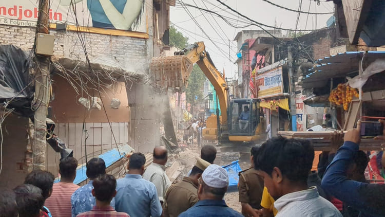In Gorakhpur Heritage Corridor, Bulldozers Run On 50 Houses From ...