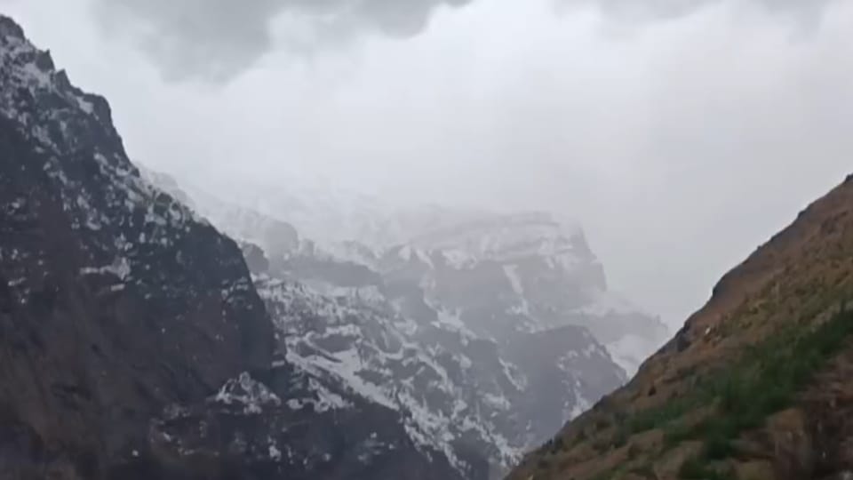 Uttarakhand Weather:बदला मौसम, बदरीनाथ धाम की ऊंची चोटियों पर हुई ...