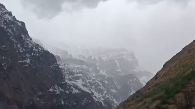 Uttarakhand Weather:बदला मौसम, बदरीनाथ धाम की ऊंची चोटियों पर हुई ...