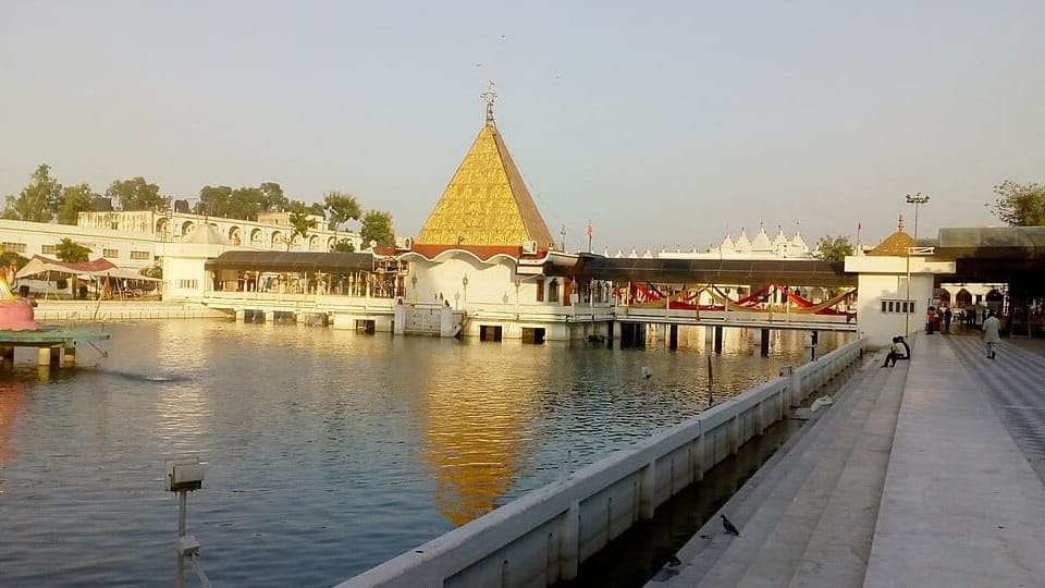 देवी तालाब मंदिर पहुंचे राज्यपाल कटारिया:सरोवर कार सेवा का शुभारंभ ...
