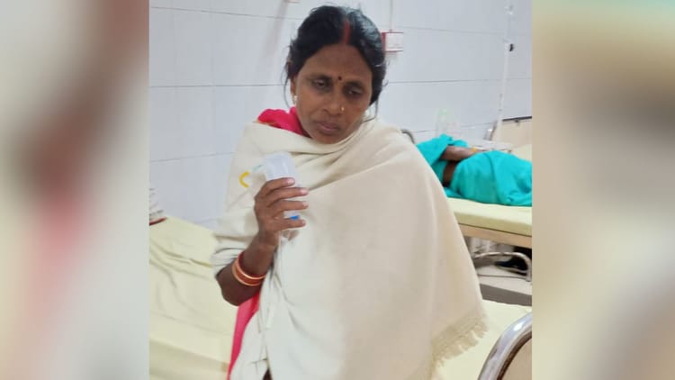 लापरवाही:जिला अस्पताल के ट्रॉमा सेंटर में बीमार महिला को नहीं मिला ...