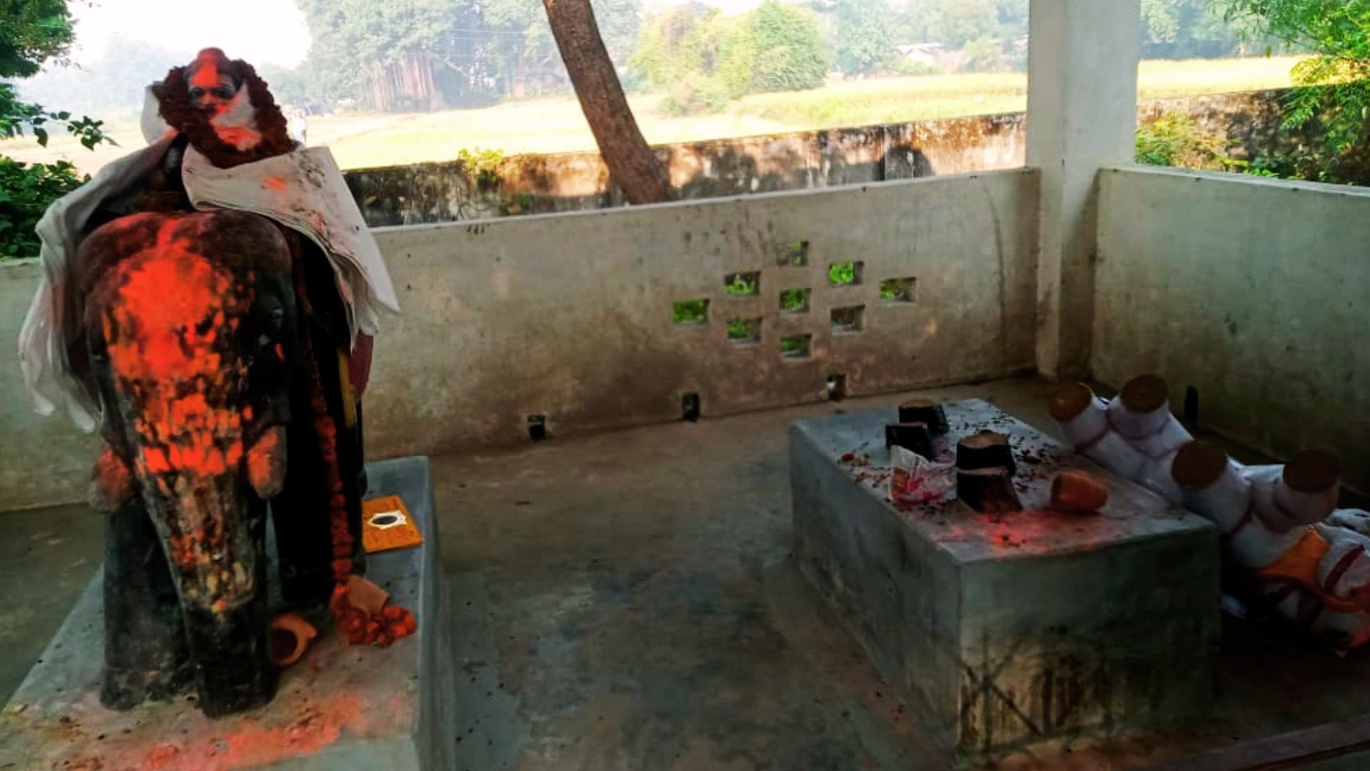 डीह बाबा की मूर्ति तोड़ी:पांच दिन पहले हुई थी स्थापना, ग्रामीणों ने ...