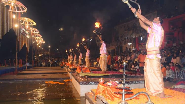 Ganga Aarti:पहली बार कार्तिक पूर्णिमा के बाद बदला आरती स्थल, गंगा का ...