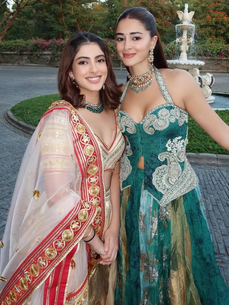 दोस्त की शादी में पहुंचीं बिग बी की नातिन, अनन्या के साथ दिए पोज