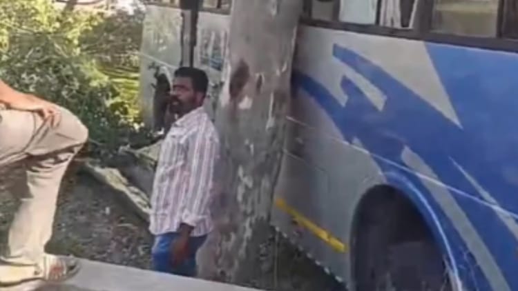 Punjab:फतेहगढ़ साहिब में पेड़ से टकराई स्कूल बस, सड़क हादसे में ...
