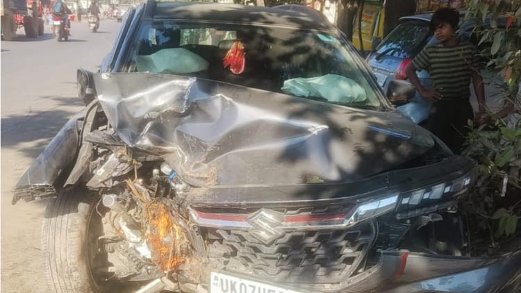 Dehradun Accident:पेड़ से टकराई तेज रफ्तार कार, इंजीनियरिंग के छात्र की ...