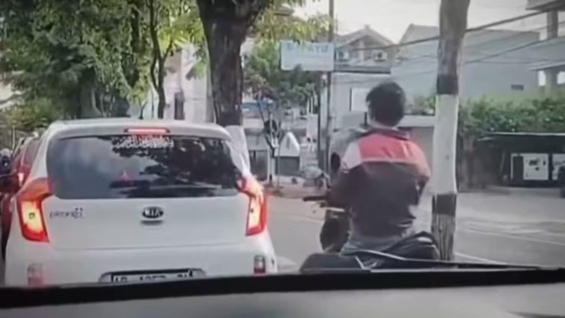 Video:हेलमेट उतारकर खुद को थप्पड़ मारने लगा शख्स, वायरल हुआ भावुक करने ...