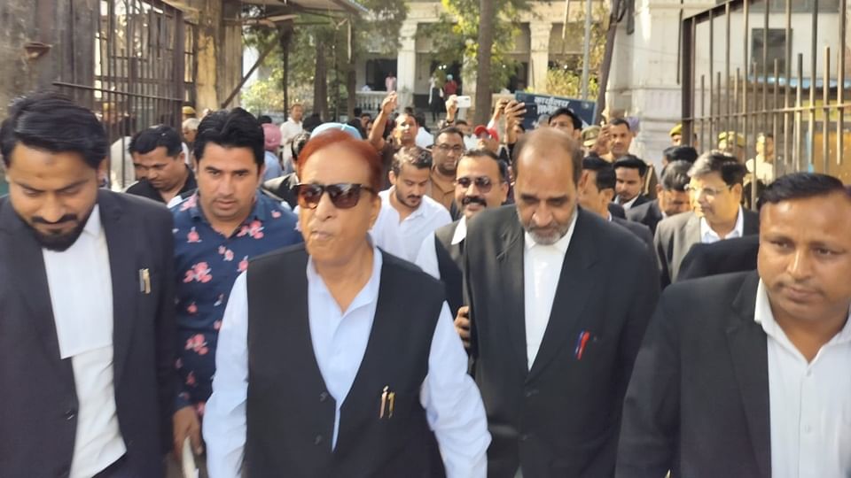 Up:सपा नेता आजम खां को कोर्ट से बड़ी राहत, भड़काऊ भाषण केस में बरी ...