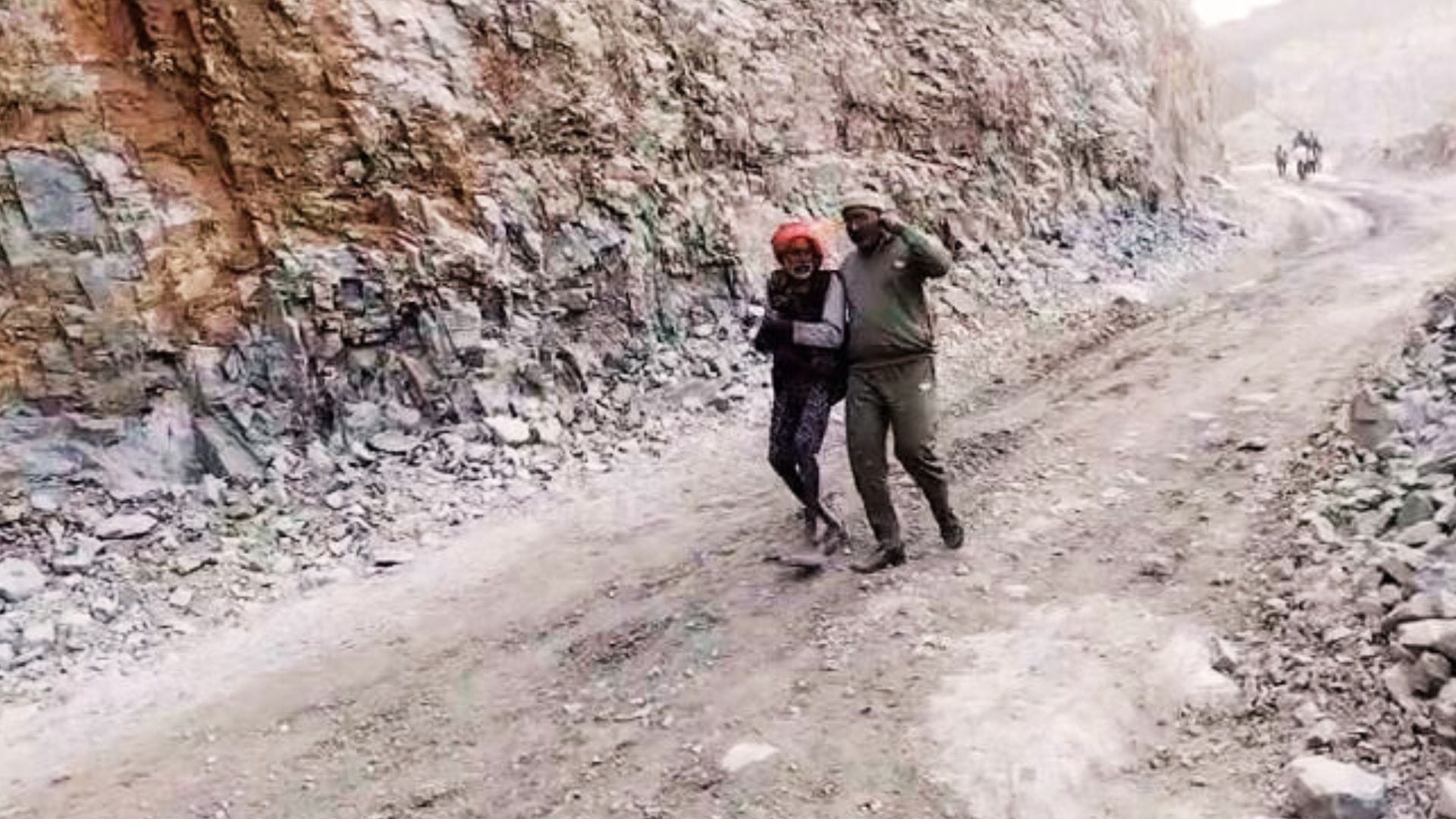 Up:सोनभद्र में ड्रिलिंग...धंसी खदान, एक मजदूर की मौत, 15 के दबे होने की ...