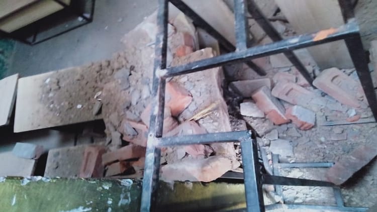 बड़ा हादसा टला:प्राथमिक विद्यालय के बरामदे की छत भरभराकर गिरी, शिकायत ...