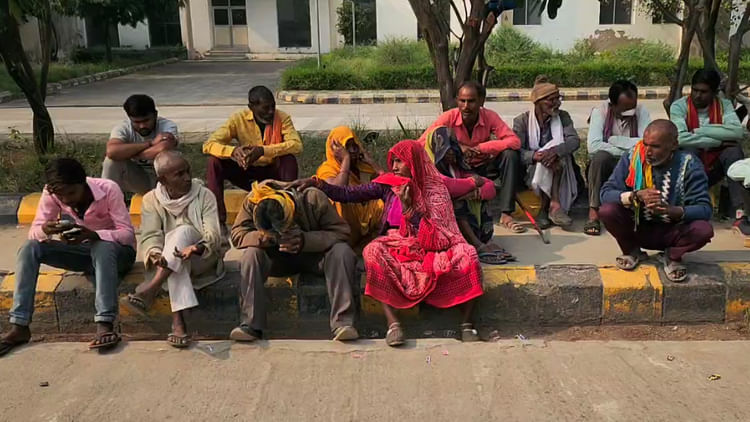 Banda Accident:बोलेरो की टक्कर से बाइक सवार सास-दामाद की मौत, दो अन्य घायल - Banda: Mother-in ...