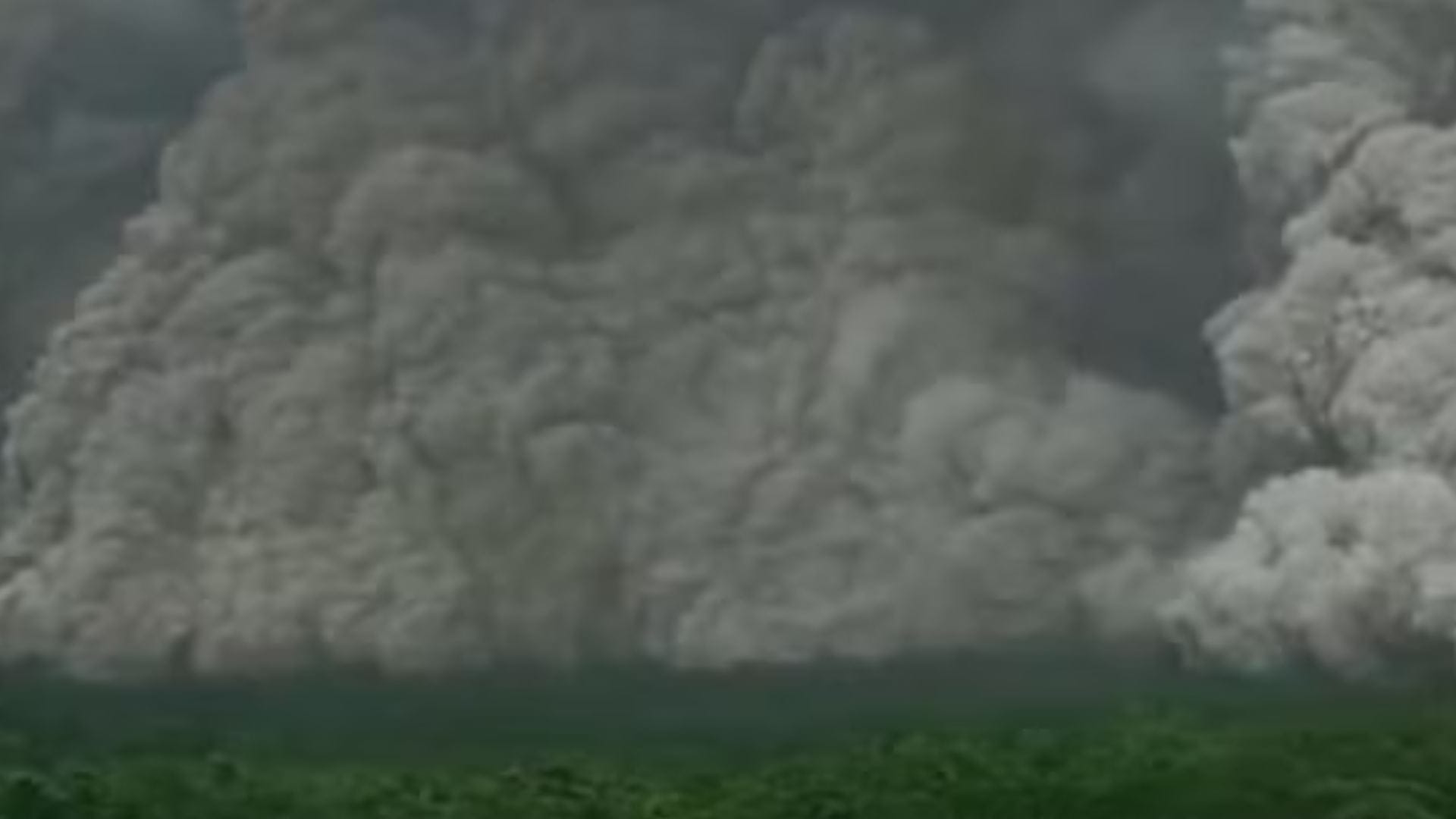 Volcano Eruption:इंडोनेशिया में फटा ज्वालामुखी, आसमान में 13 किमी तक ...
