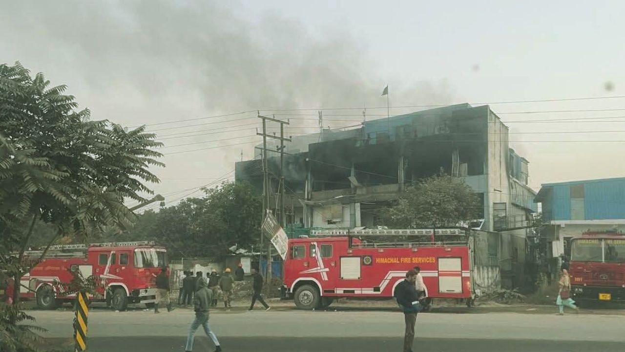 Baddi Fire:दवा कंपनी की तीसरी मंजिल में भड़की आग, 13 घंटे बाद पाया काबू ...