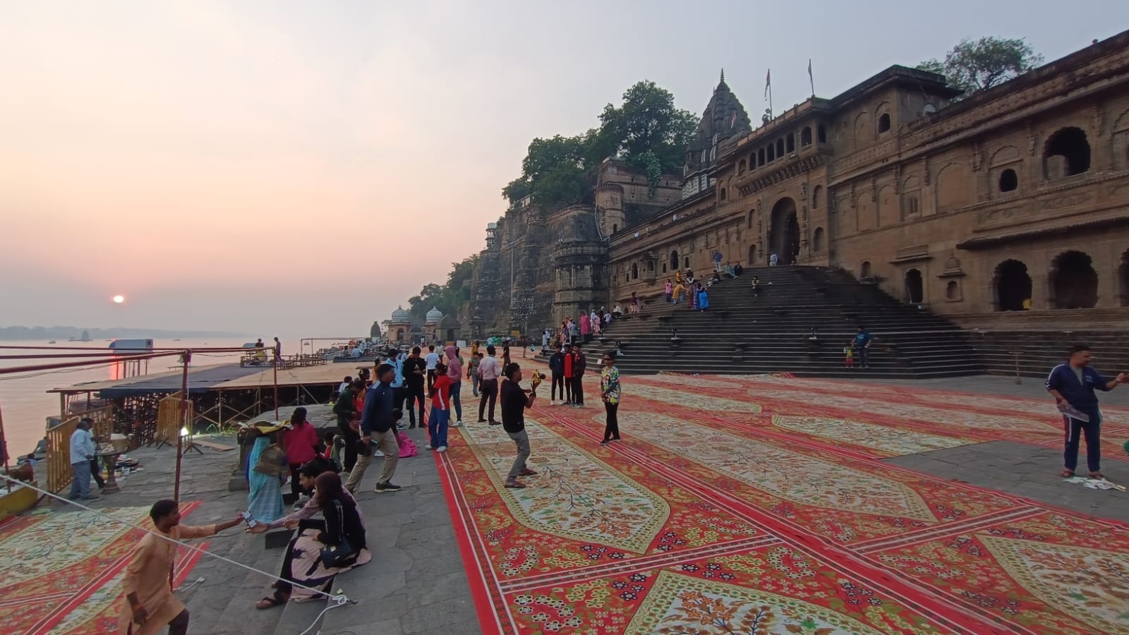 Nimar Utsav 2025:महेश्वर के अहिल्या घाट पर लाइट शो और लक्खा की भजन ...