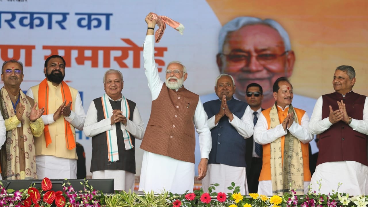Pm Modi:पीएम ने फिर लहराया गमछा, सांस्कृतिक जुड़ाव ने बढ़ाई भीड़ की ...