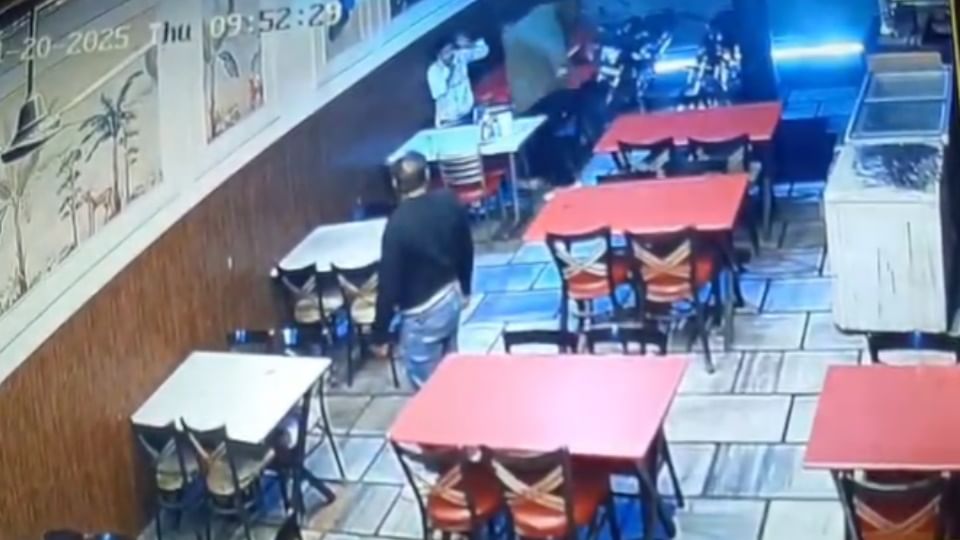Meerut:रेस्टोरेंट में घुसकर कर्मचारियों से मारपीट, रिवाल्वर-चाकू से ...