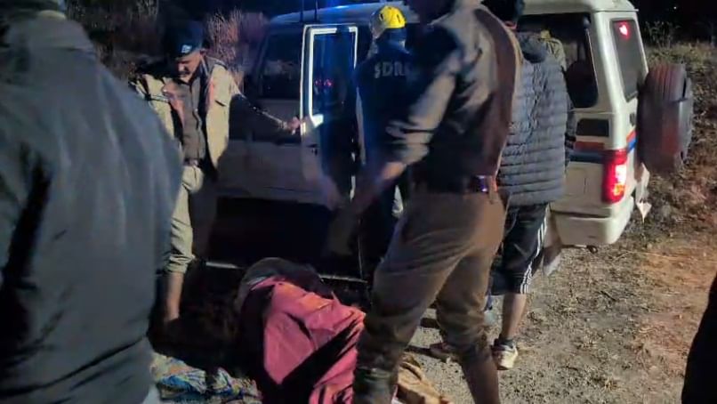 उत्तराखंड में बड़ा हादसा:नदी में गिरी कार, तीन शिक्षकों की मौत, शादी ...