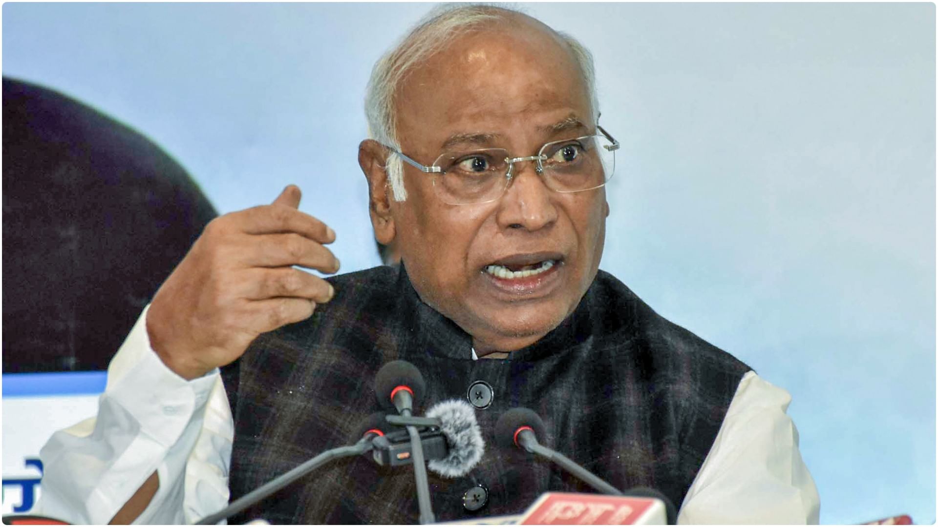 Mallikarjun Kharge:मणिकर्णिका घाट के पुनर्विकास को लेकर Pm मोदी पर बरसे ...