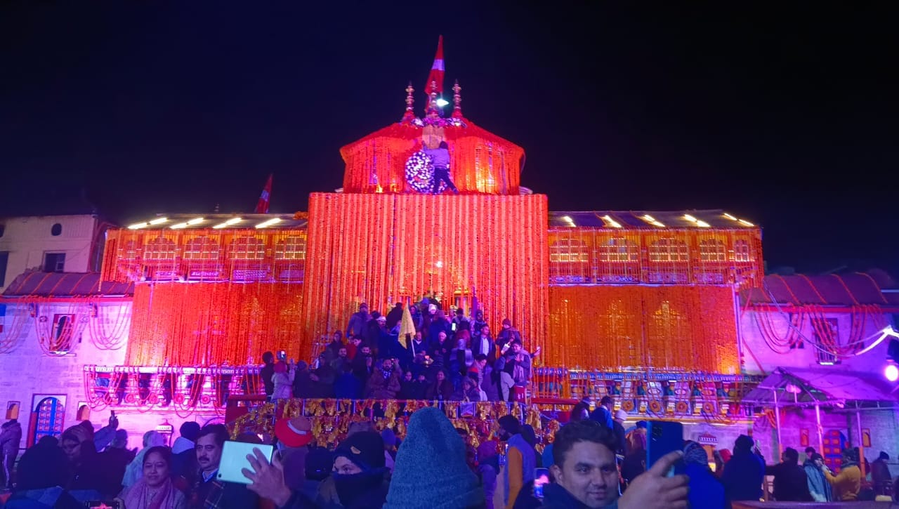 Badrinath:10 कुंतल फूलों से सजा बदरीनाथ धाम, आज बंद होंगे मंदिर के कपाट ...