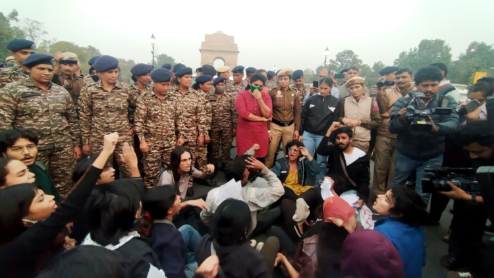 India Gate Protest:प्रदूषण के खिलाफ प्रदर्शन में विवादित पोस्टर दिखाने ...