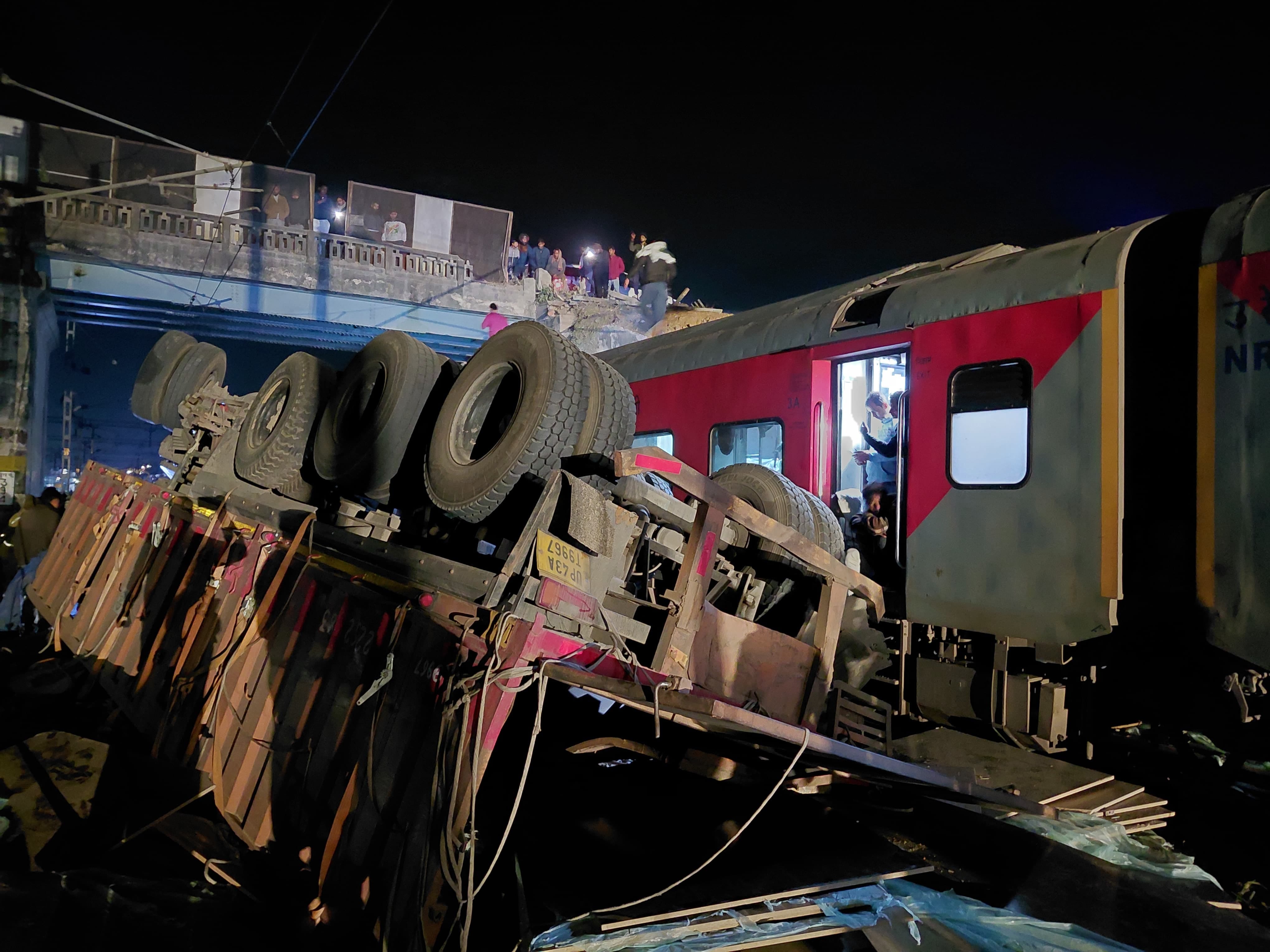 Up Train Accident:जोरदार धमाके से सहम गए यात्री... हिल गई गरीब रथ ...