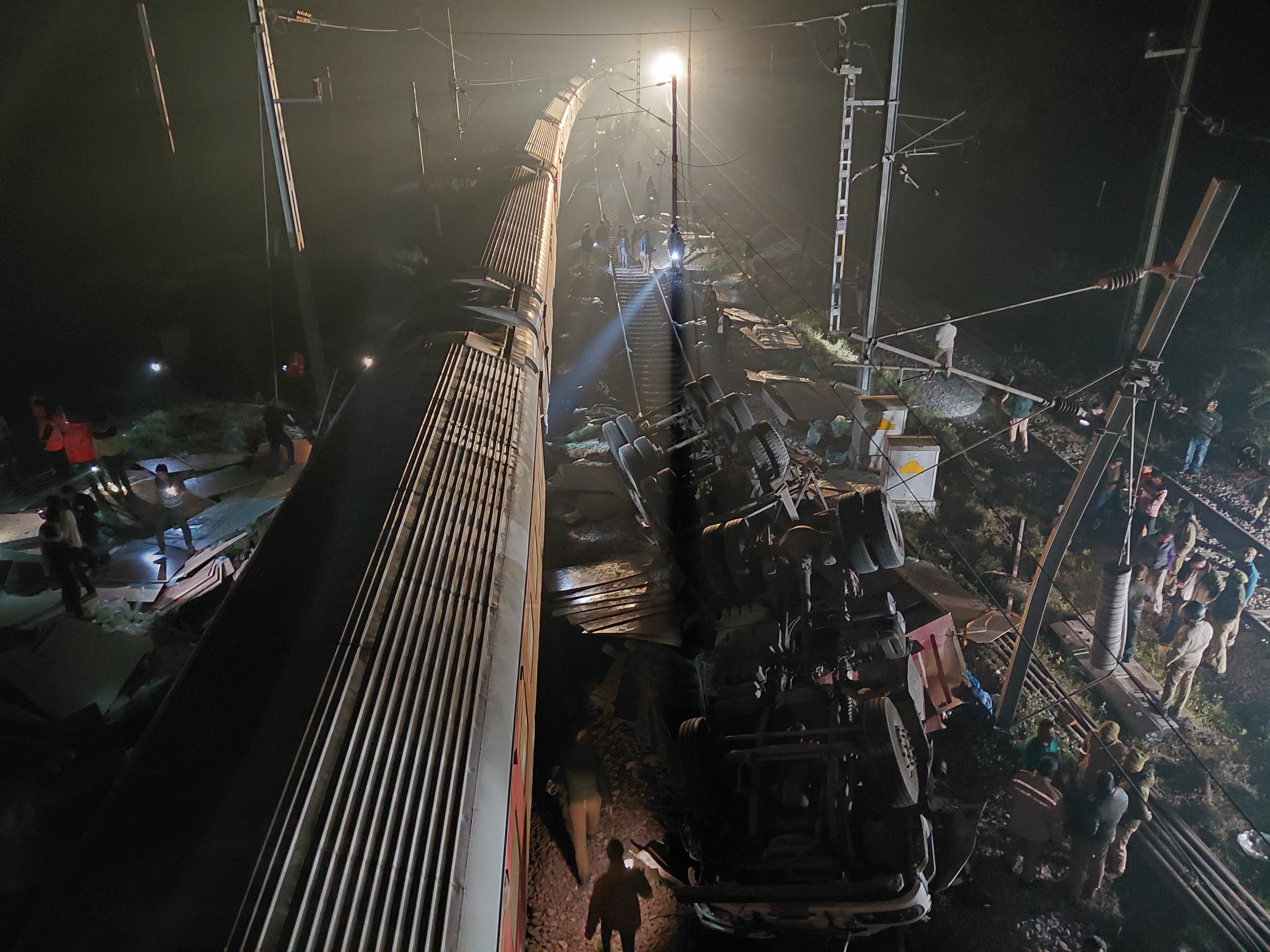 Up Train Accident:जोरदार धमाके से सहम गए यात्री... हिल गई गरीब रथ ...