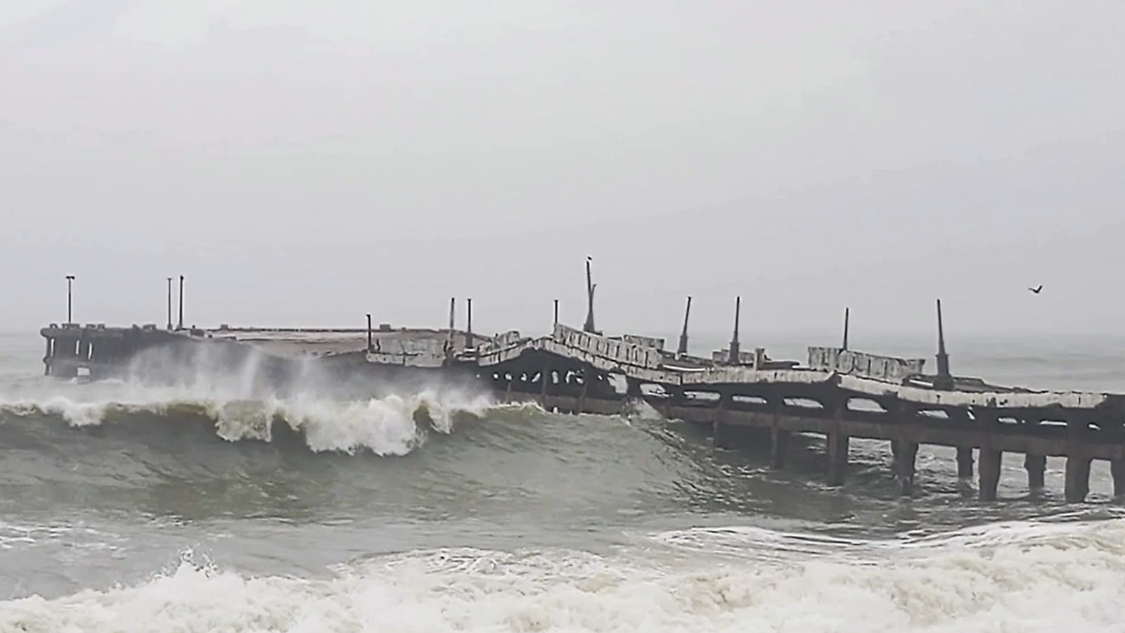 Cyclone Ditwah:श्रीलंका में तबाही मचाने के बाद दक्षिण भारत की ओर बढ़ ...