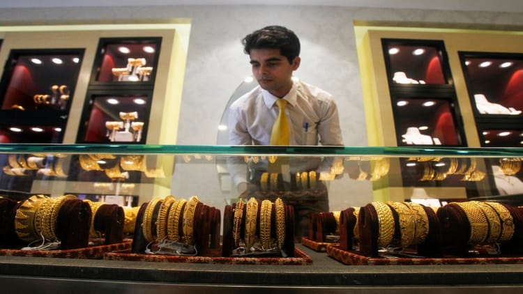 Gold-silver Price:सोना-चांदी आम आदमी की पहुंच से दूर, जानें सर्राफा ...