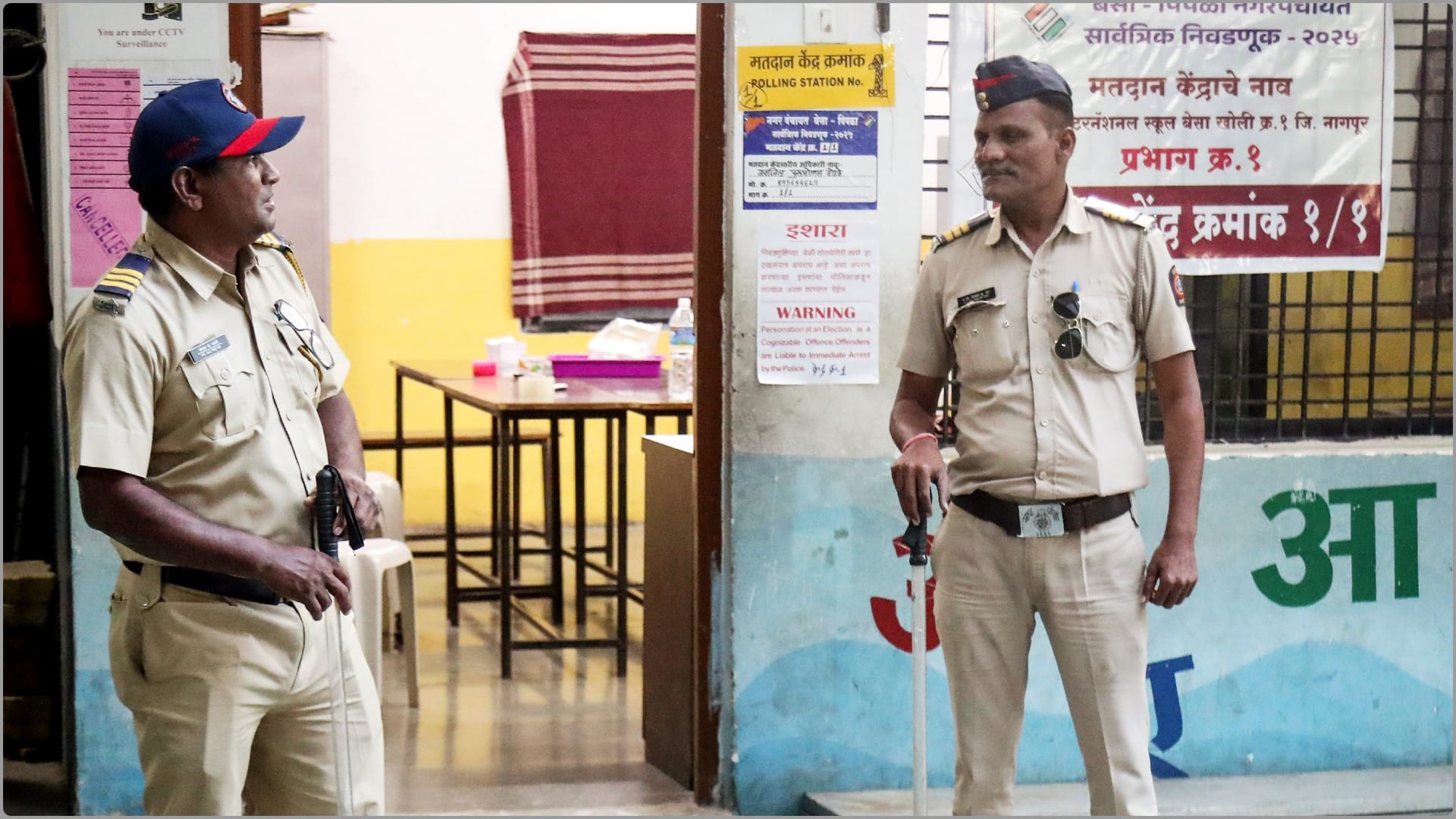 Bmc Elections:मतदान केंद्र में विधायक के घुसने का वीडियो वायरल, जांच शुरू; बीड़ में कार से छह ...