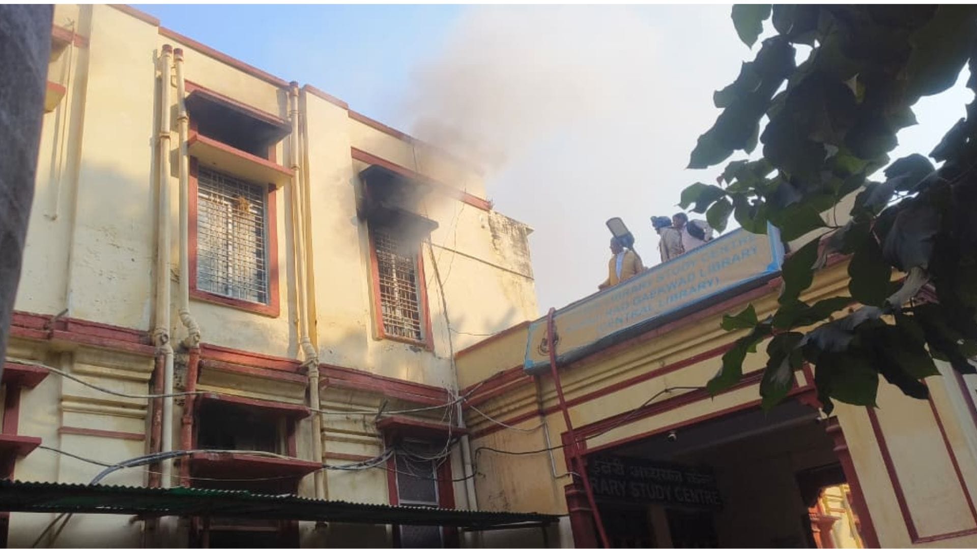 Fire In Bhu:बीएचयू की साइबर लाइब्रेरी में लगी आग, 400 छात्र कर रहे थे ...