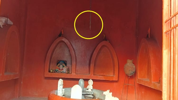 Hathras News:सासनी में मंदिर से घंटे चोरी, पीड़ित ने दी तहरीर, पुलिस ...