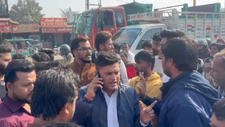 Baghpat:पुलिस ने चेकिंग के लिए रोकी थार, वीडियो बनाने लगा यूट्यूबर तो ...