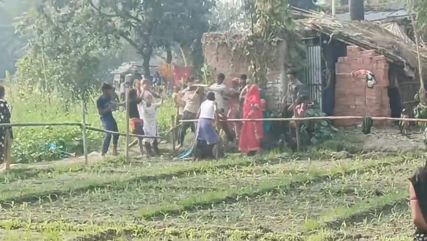 Bihar News:वैशाली में जमीन विवाद में दो पक्षों में मारपीट, लाठी-डंडे भी ...