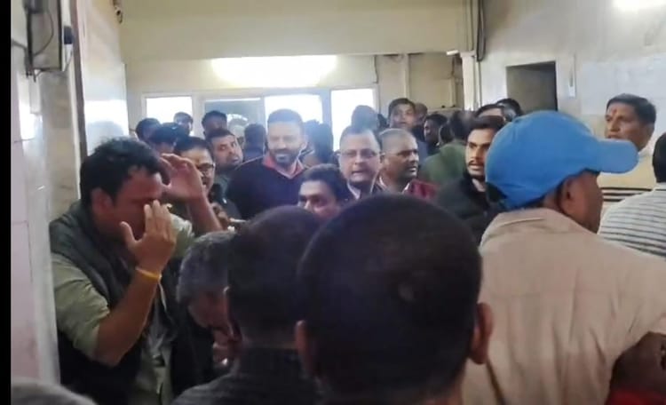Prayagraj :एंटी करप्शन टीम पर हमला करने पर पीडीए के 40-50 कर्मचारियों ...