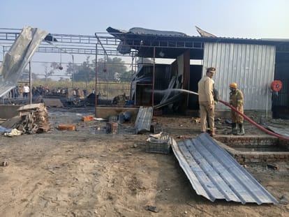 Bijnor:पटाखा फैक्टरी में जोरदार विस्फोट, टीन शेड उड़ा; Sdm ने मौके पर ...