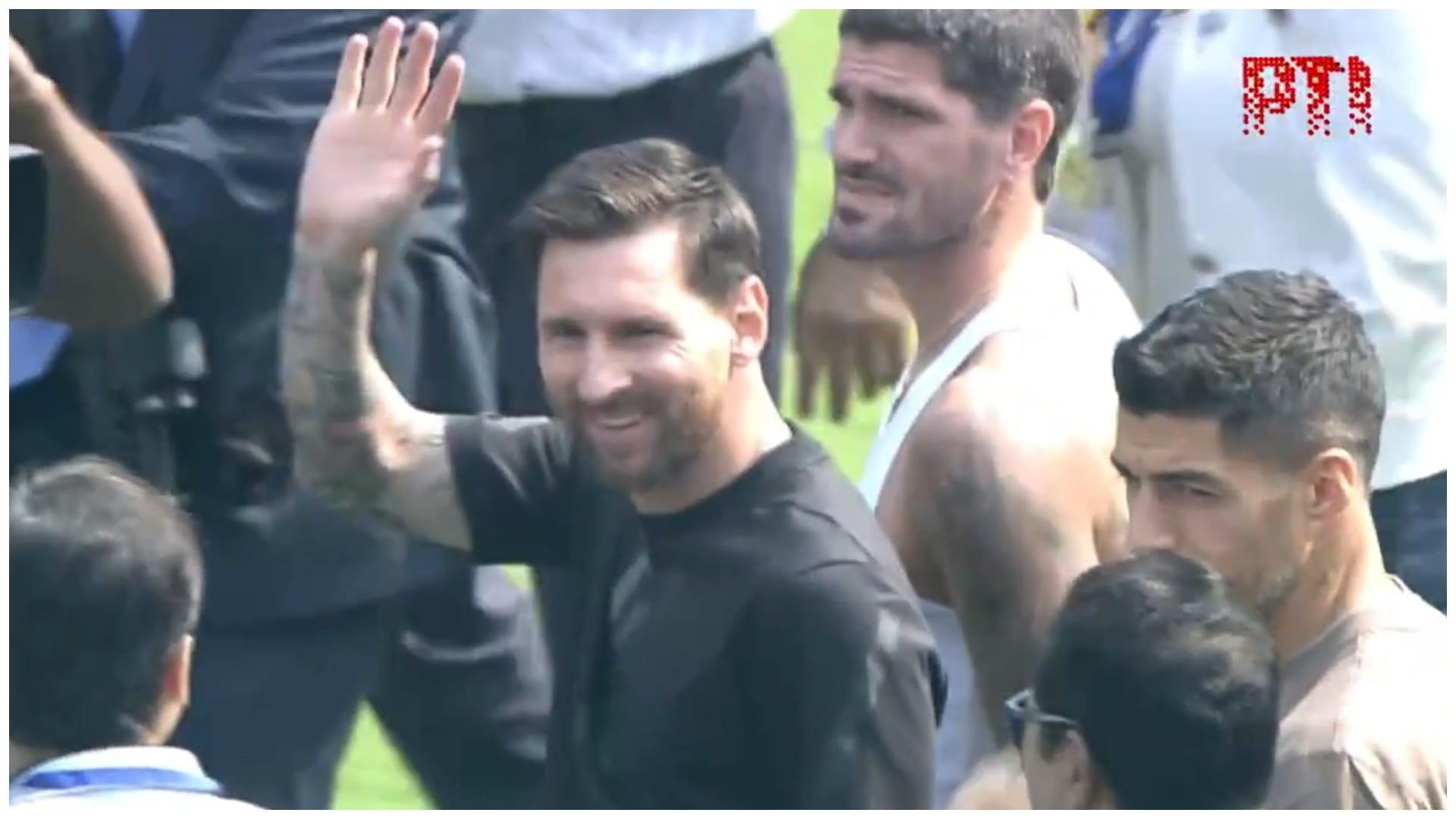 Lionel Messi:अफरा तफरी के बीच कुछ अच्छी यादें भी; नबी और दिपेंदु की जर्सी पर लियोनल मेसी ने दिए ...