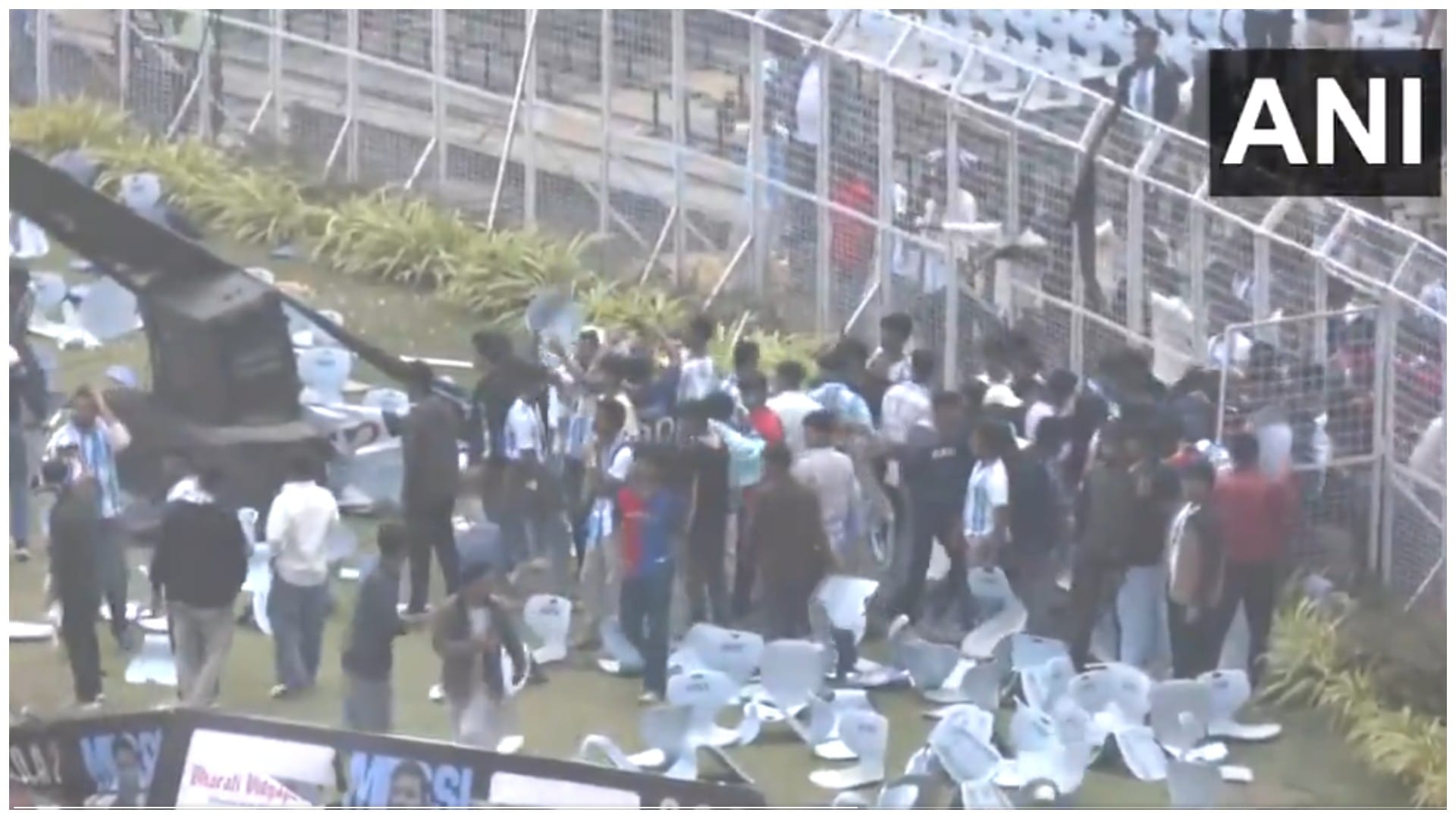 Kolkata Messi Event:मेसी के दौरे पर स्टेडियम में तोड़फोड़, पुलिस ने ...