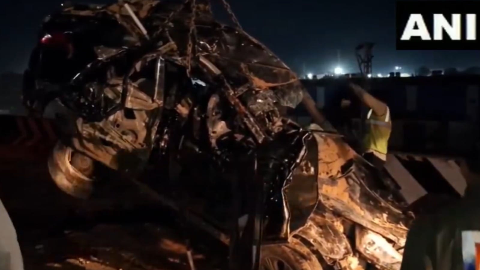 Accident:राजस्थान में हुआ दर्दनाक सड़क हादसा, बजरी से भरा ट्रक कार पर ...