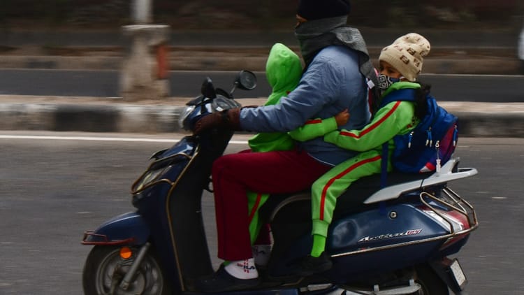 यूपी:प्रचंड सर्दी और कोहरे की चपेट में प्रदेश, मोबाइल फोन पर भेजी गई ...